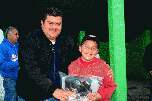 PRESENTAN A LOS EQUIPOS GENERALES Y PELÍCANOS DE MEOQUI; ENTREGAN UNIFORMES